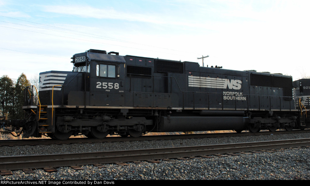 NS SD70 2558 trails on 17G